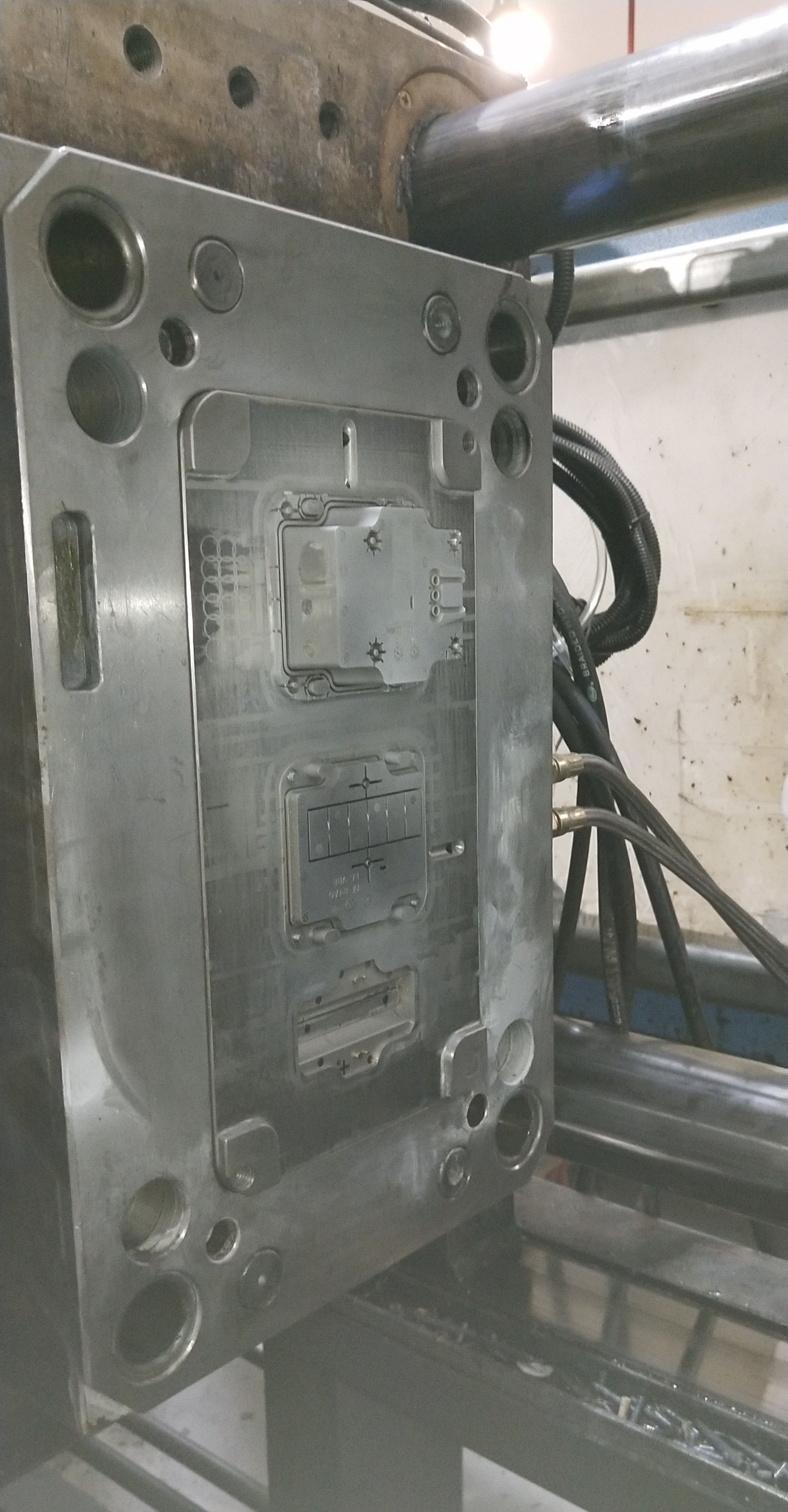 Pinpoint Gate 2K Injection Mould Prototype Complex 3D Injection Mold